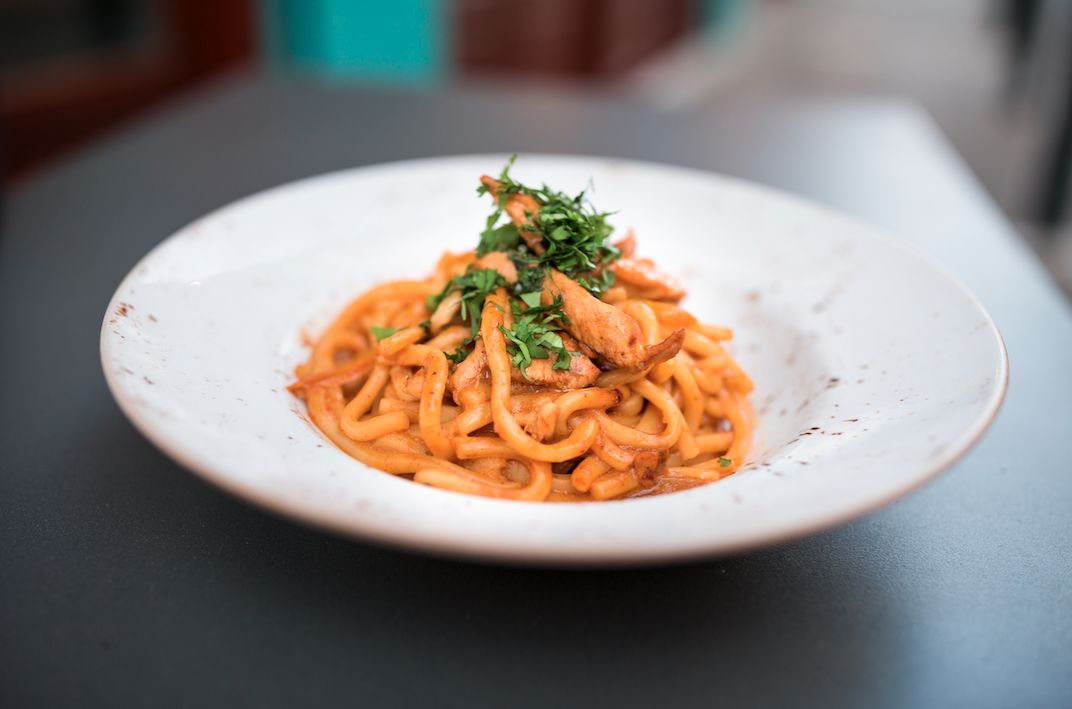 ΚΟΤΟΠΟΥΛΟ ΜΕ ΠΑΣΤΑ ΑΠΟ ΚΟΚΚΙΝΟ ΚΑΡΥ & UDON NOODLES – Learn to Wok